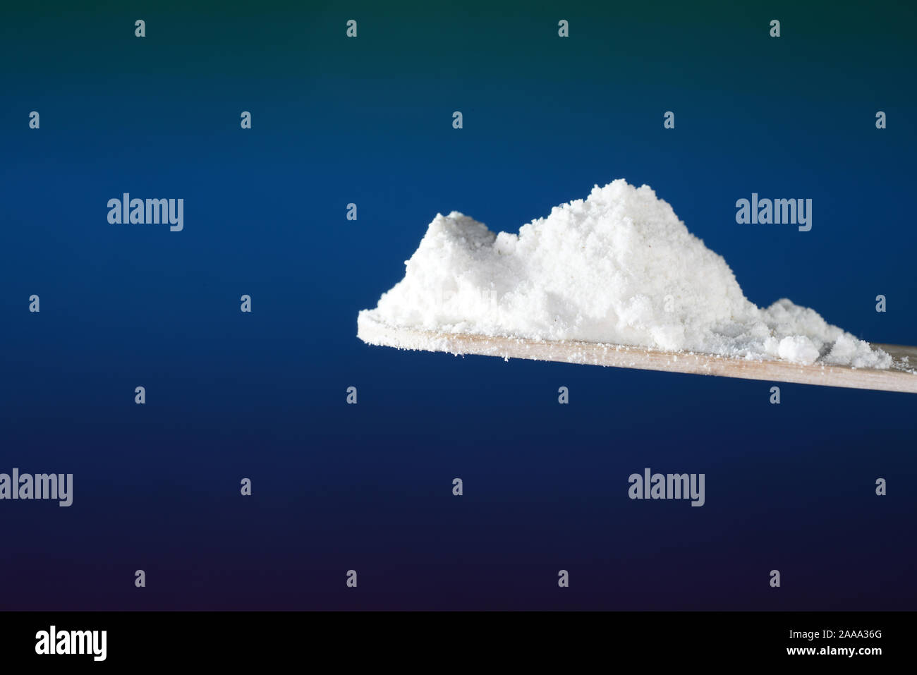 Flour that should look like a white drug with macro lens photographed ...