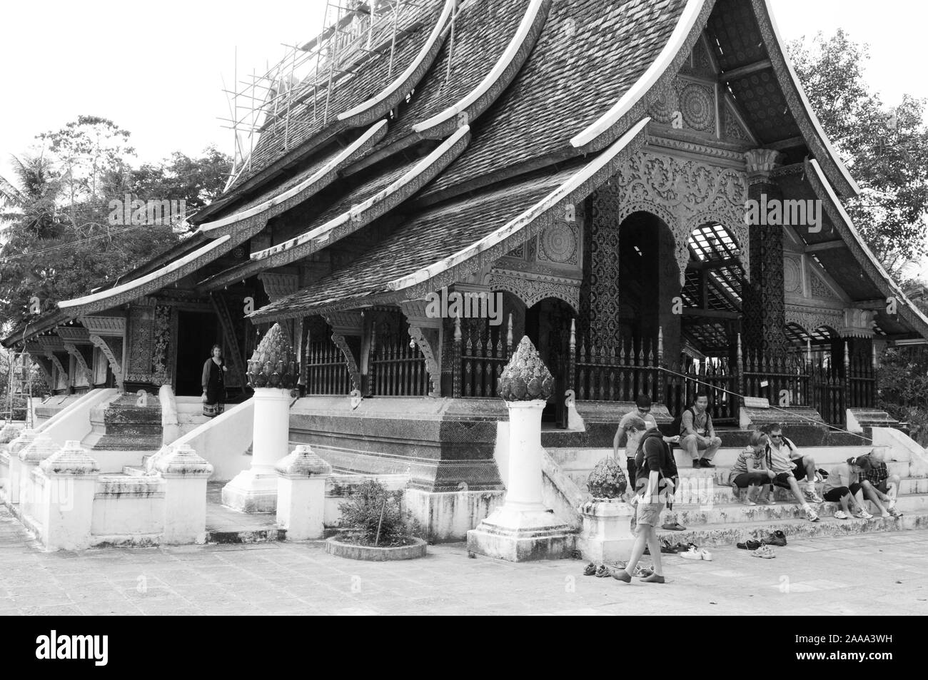 Laos: roof repair at Wat Xieng Thong temple in Luang Brabang City Stock ...