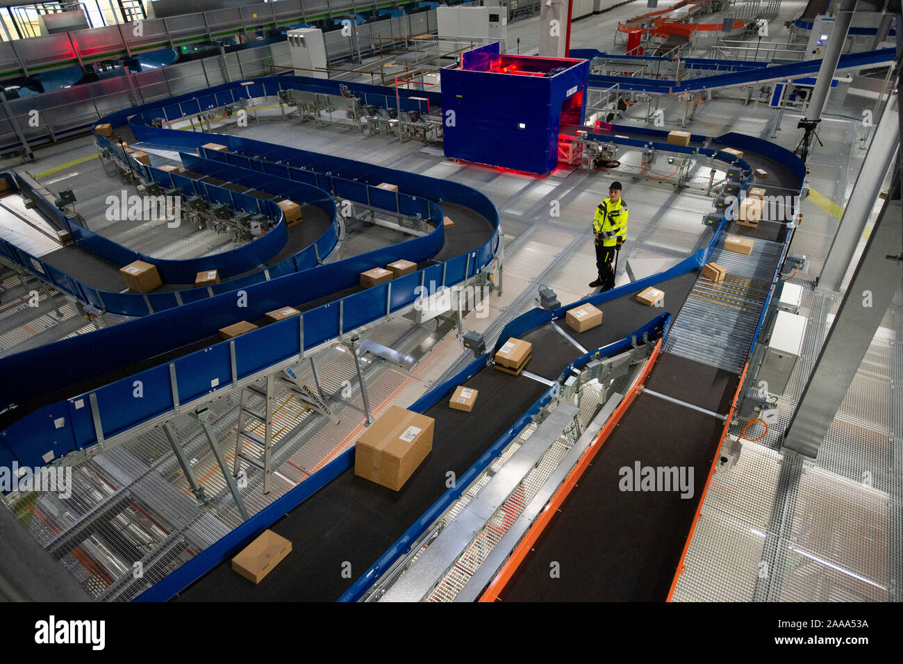 Bochum, Deutschland. 18th Nov, 2019. Interior view of the parcel center ...