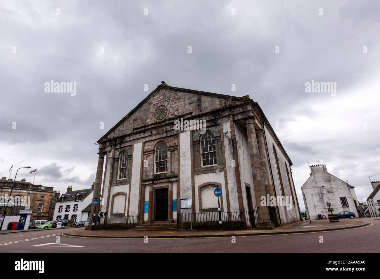 Inveraray parish church in east main street hi-res stock photography ...