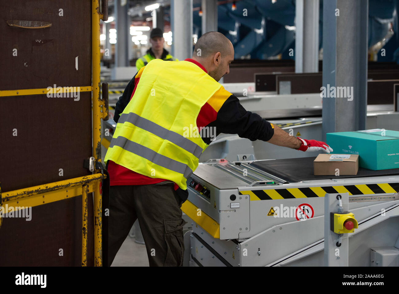 Bochum, Deutschland. 18th Nov, 2019. employees pack packages in roll ...