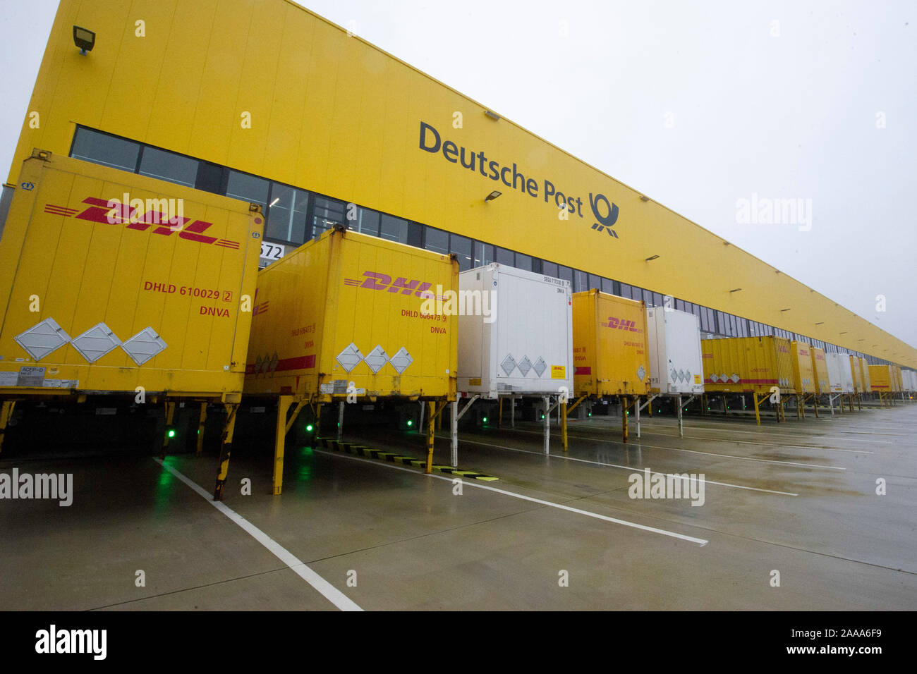 Distribution center containers hi-res stock photography and images - Alamy