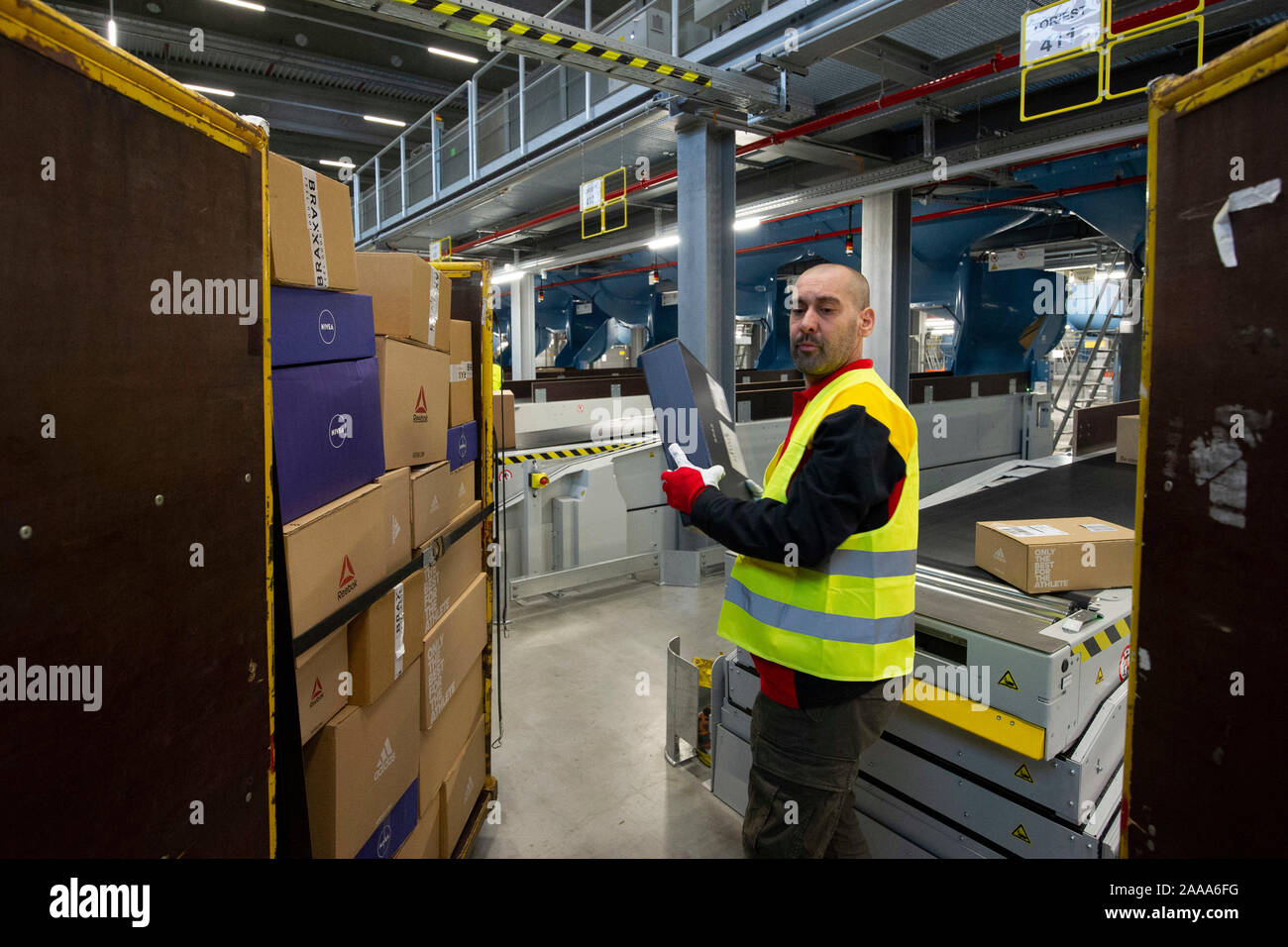 Bochum, Deutschland. 18th Nov, 2019. employees pack packages in roll ...