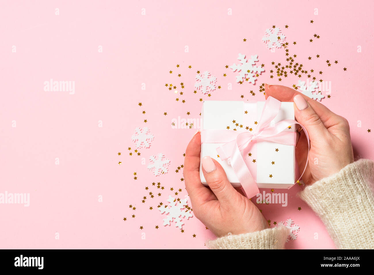 Giving present hi-res stock photography and images - Alamy