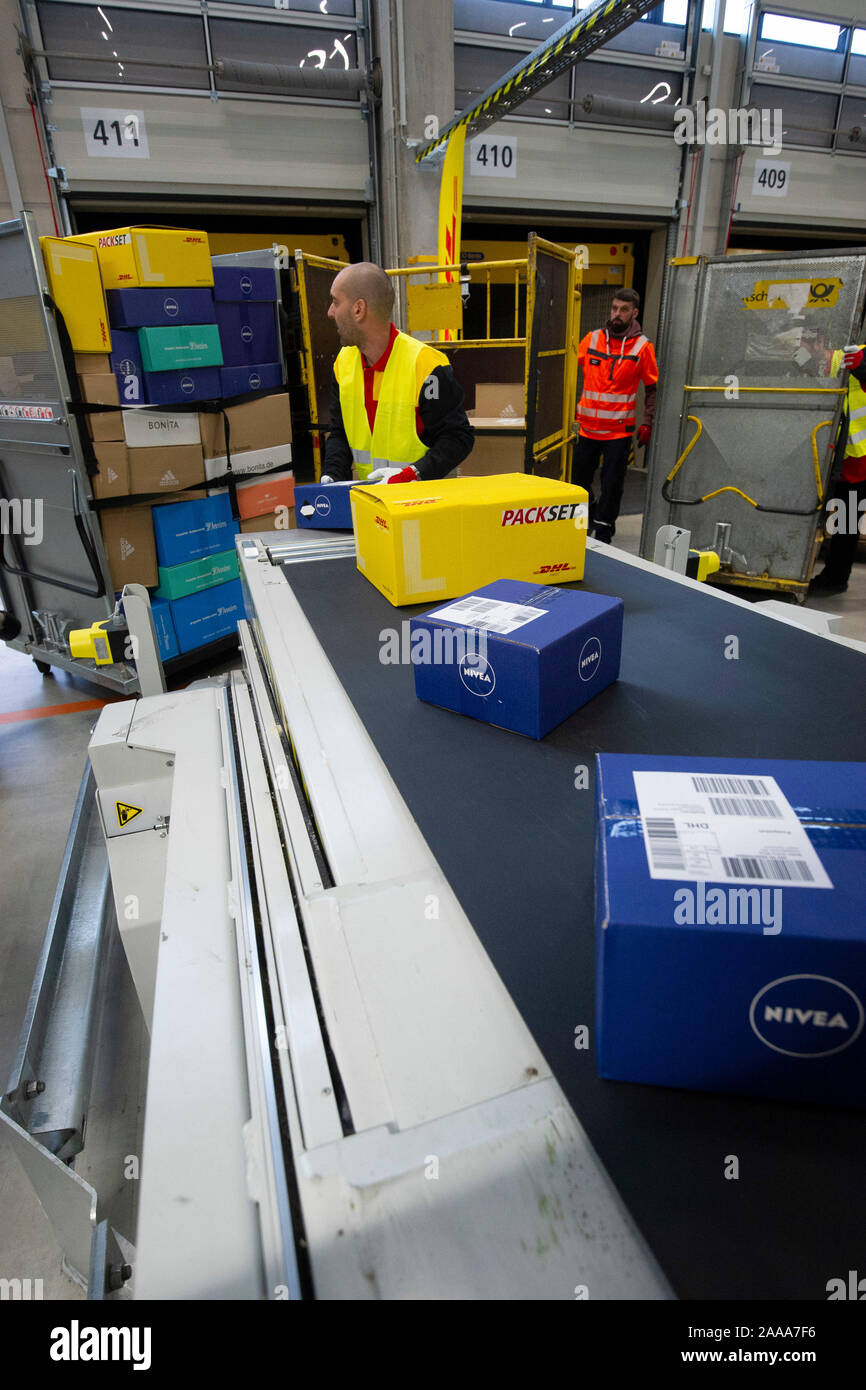 Bochum, Deutschland. 18th Nov, 2019. employees pack packages in roll ...