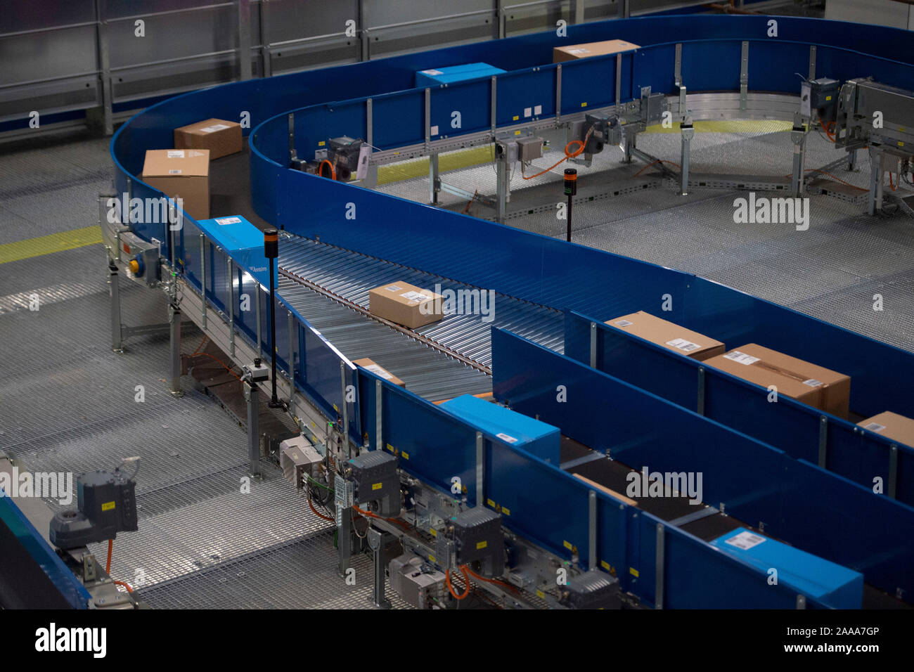 Bochum, Deutschland. 18th Nov, 2019. Interior view of the parcel center ...
