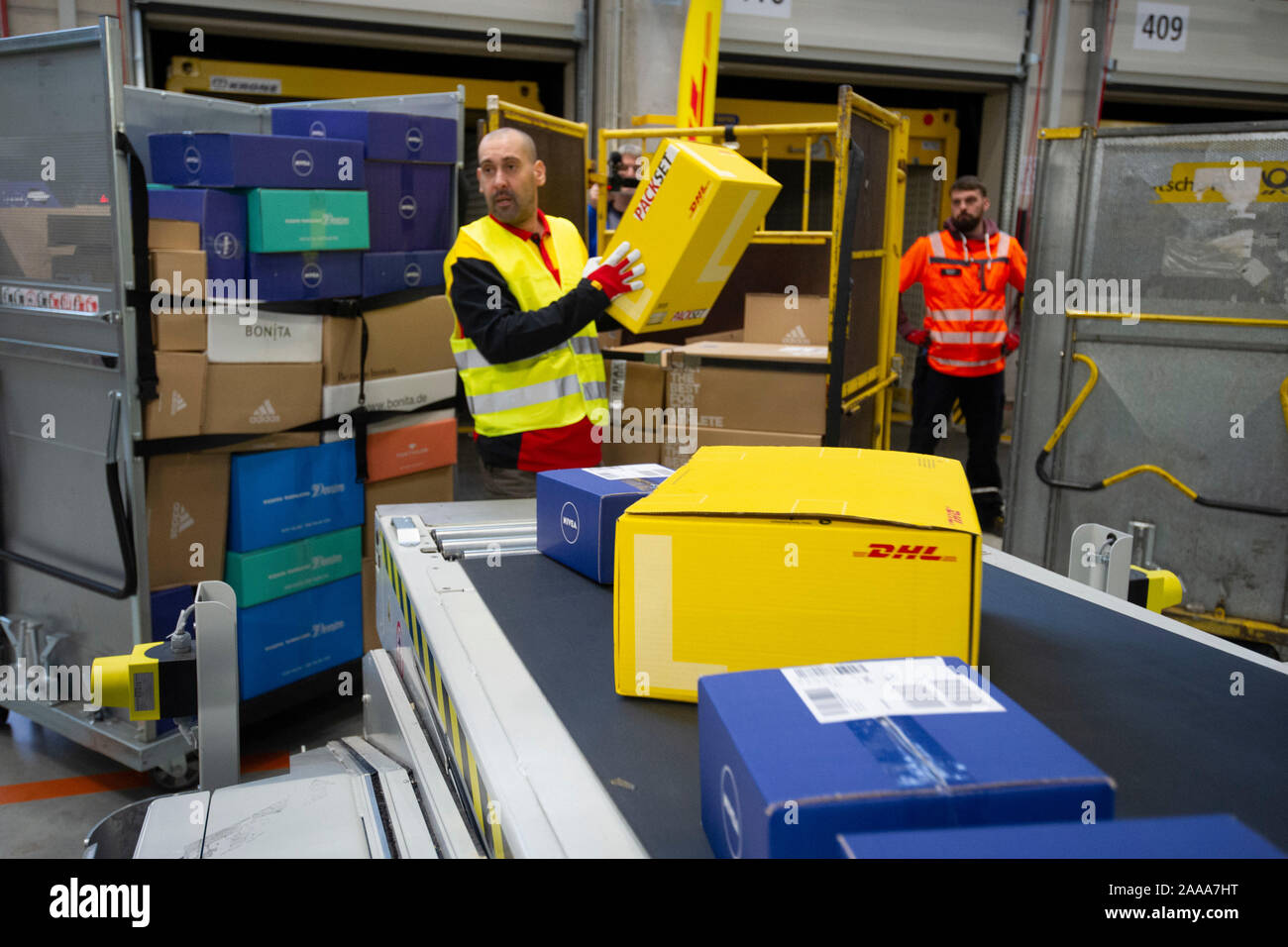 Bochum, Deutschland. 18th Nov, 2019. employees pack packages in roll ...