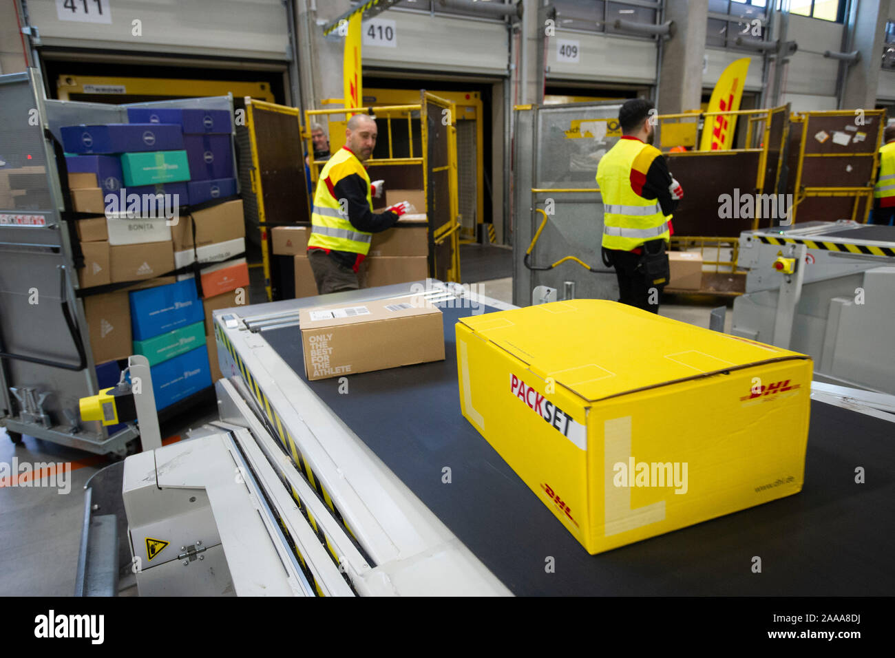 Bochum, Deutschland. 18th Nov, 2019. employees pack packages in roll ...