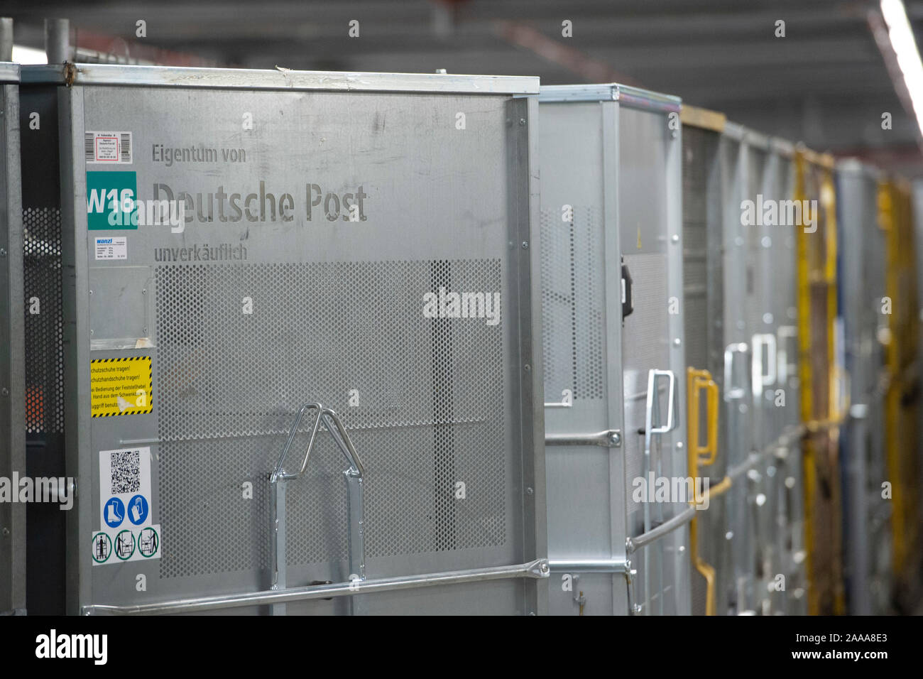 Bochum, Deutschland. 18th Nov, 2019. Interior view of the parcel center ...