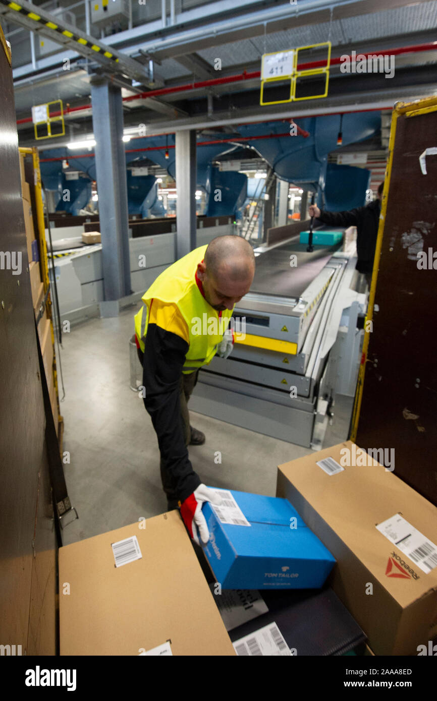 Bochum, Deutschland. 18th Nov, 2019. employees pack packages in roll ...
