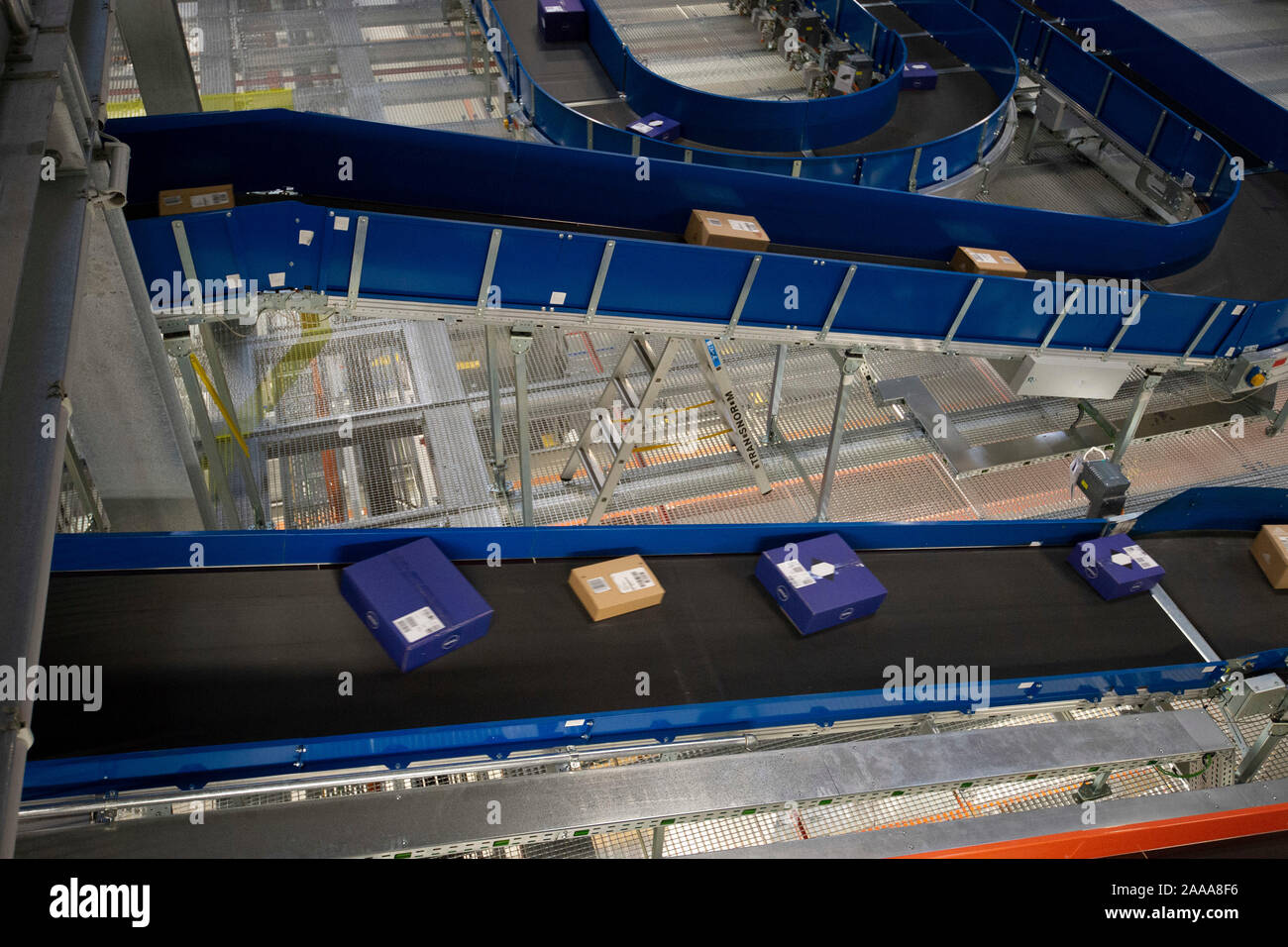 Bochum, Deutschland. 18th Nov, 2019. Interior view of the parcel center ...