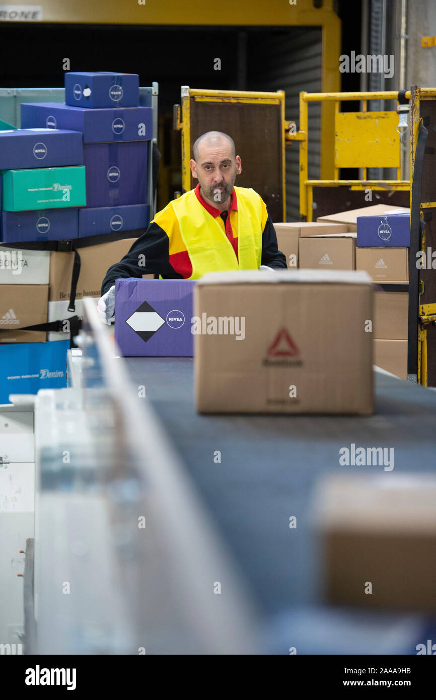 Bochum, Deutschland. 18th Nov, 2019. employees pack packages in roll ...