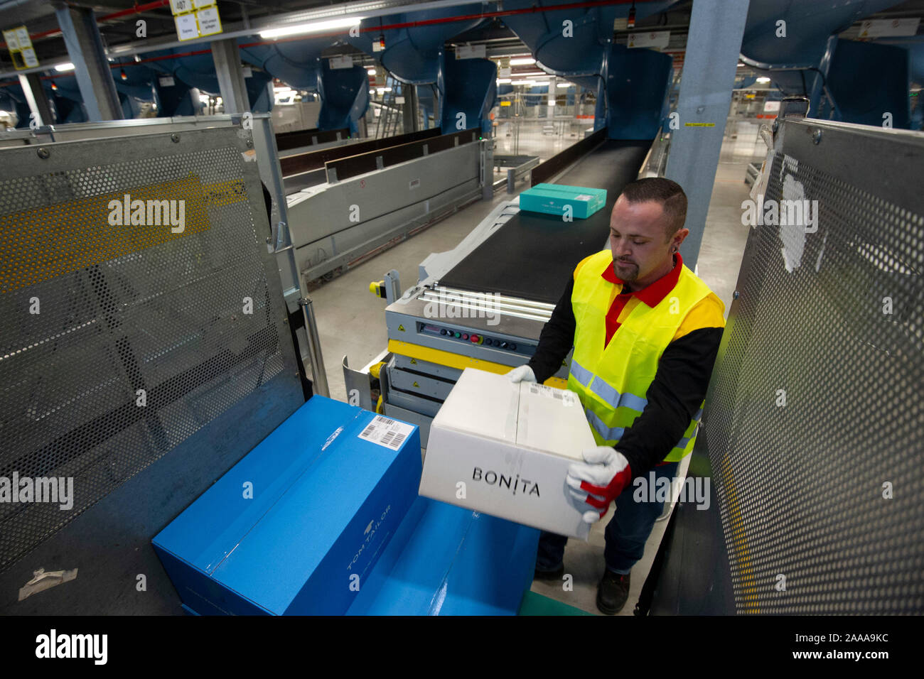 Bochum, Deutschland. 18th Nov, 2019. employees pack packages in roll ...