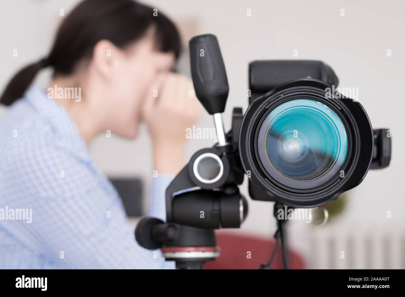 Camera studio backdrop photographer hi-res stock photography and images ...