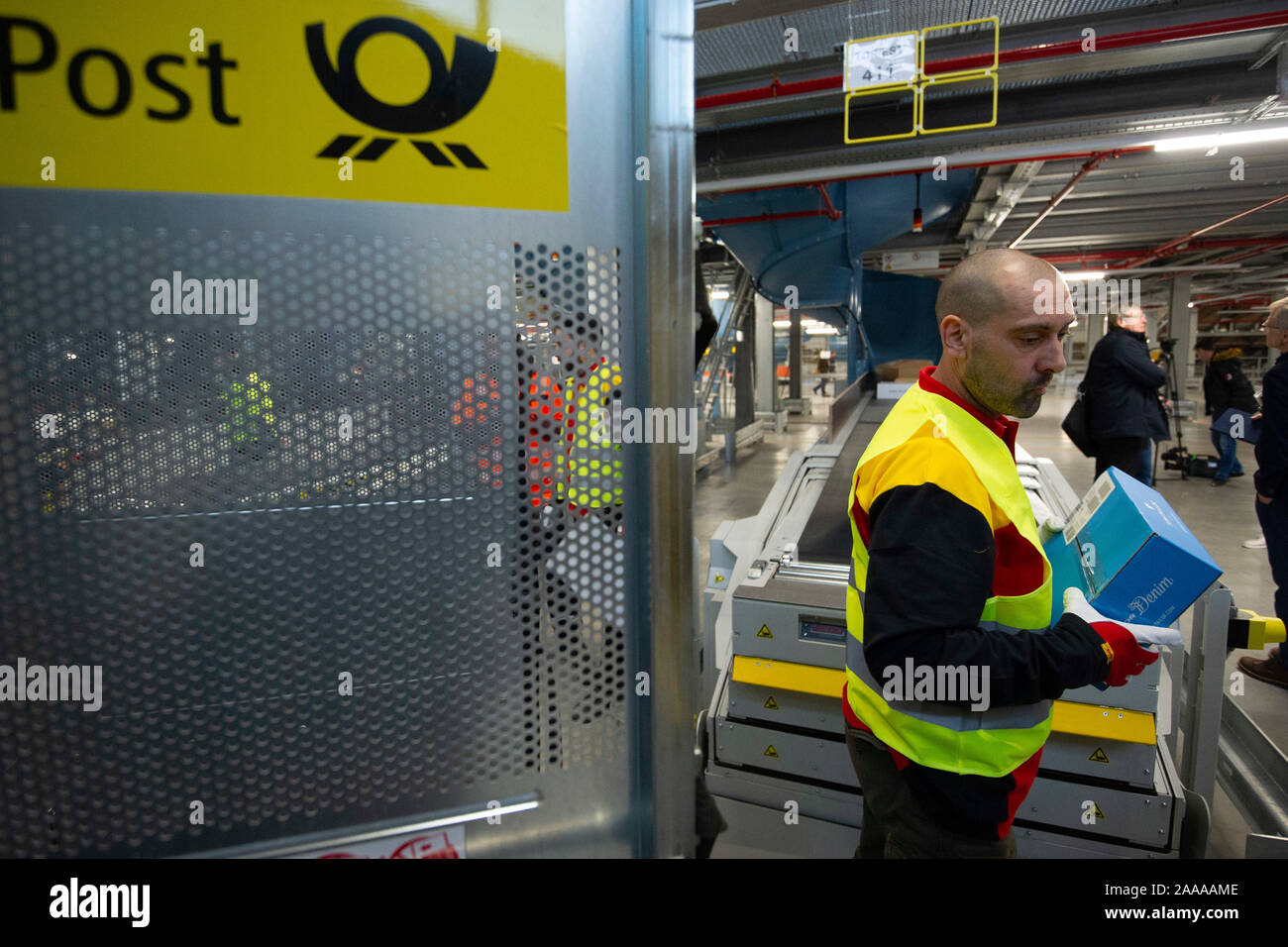 Bochum, Deutschland. 18th Nov, 2019. employees pack packages in roll ...