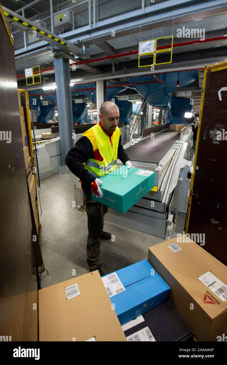 Bochum, Deutschland. 18th Nov, 2019. employees pack packages in roll ...