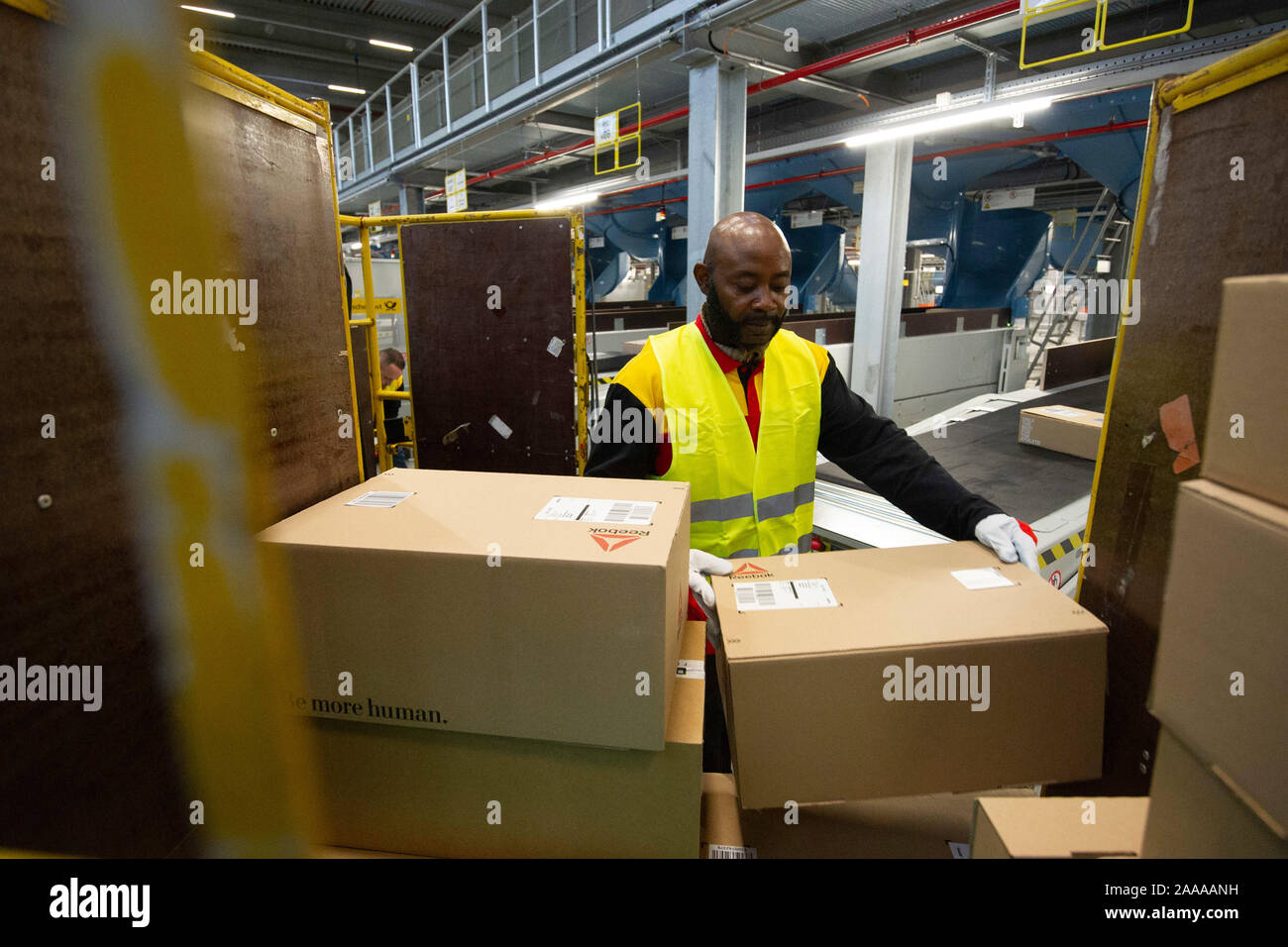 Bochum, Deutschland. 18th Nov, 2019. employees pack packages in roll ...