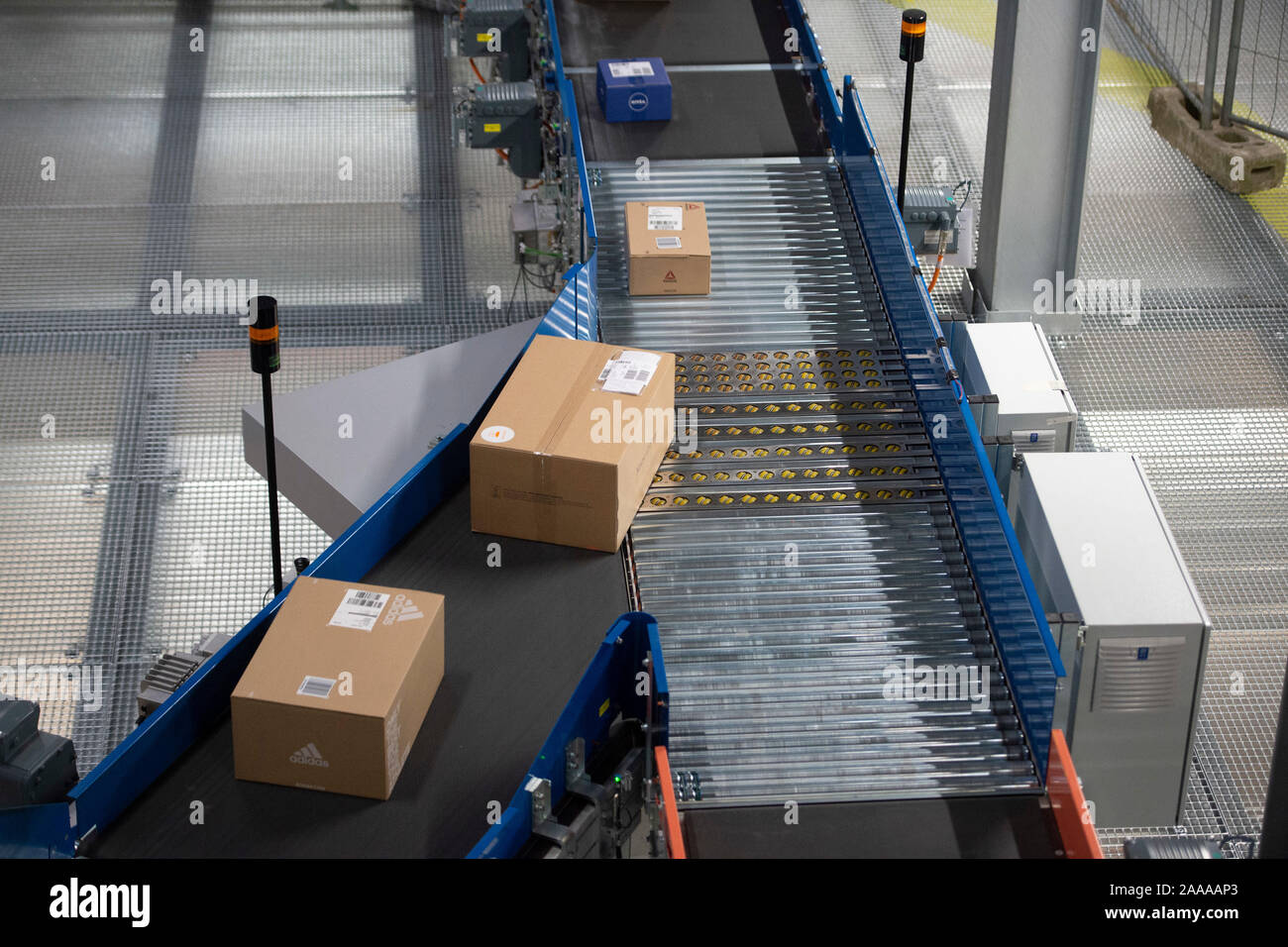 Bochum, Deutschland. 18th Nov, 2019. Interior view of the parcel center ...