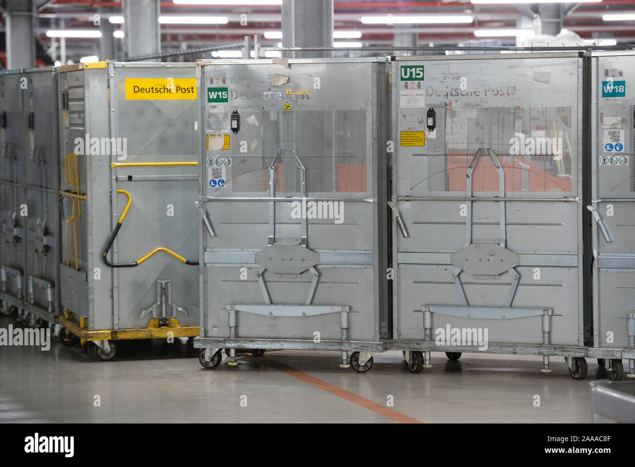 Dhl Shipping Containers High Resolution Stock Photography and Images ...