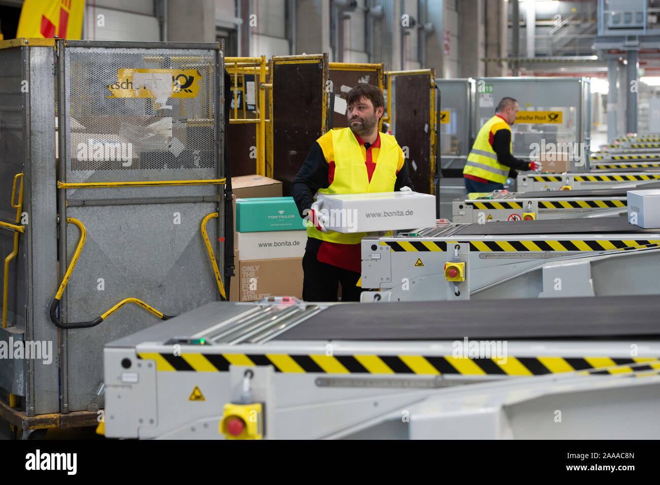 Bochum, Deutschland. 18th Nov, 2019. employees pack packages in roll ...