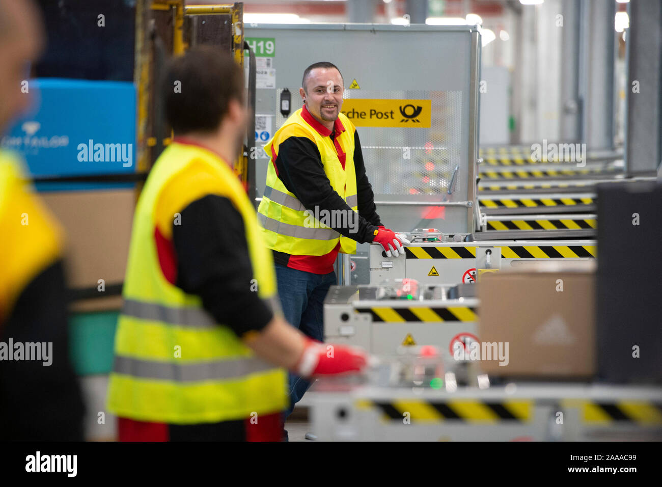 Bochum, Deutschland. 18th Nov, 2019. employees pack packages in roll ...