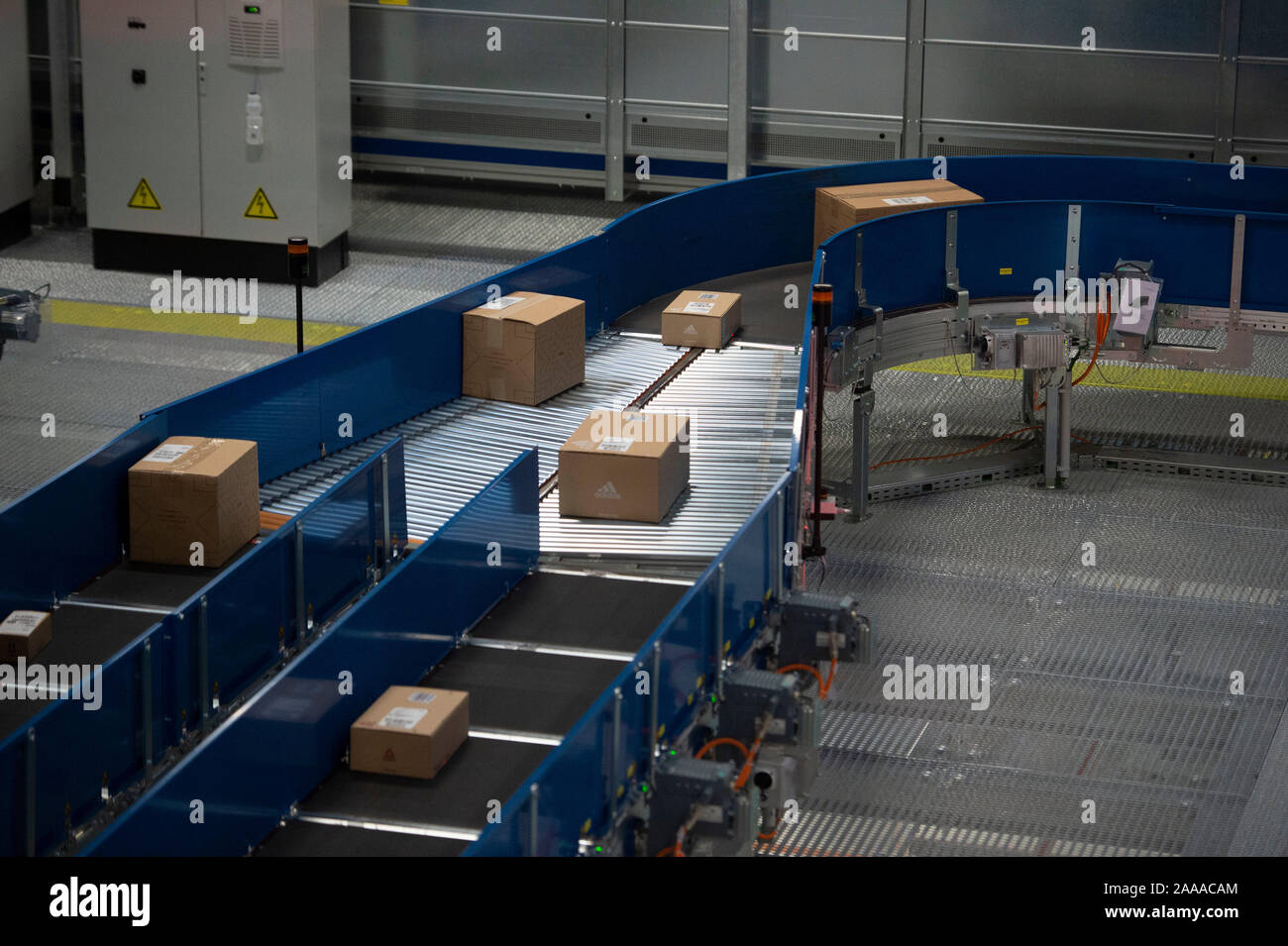 Bochum, Deutschland. 18th Nov, 2019. Interior view of the parcel center ...