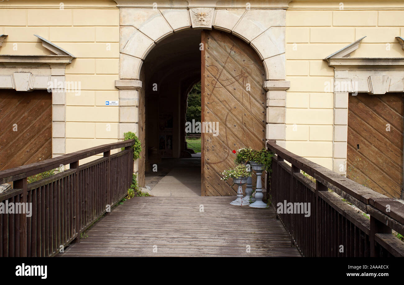 Old palace entrance gate door hi-res stock photography and images - Alamy