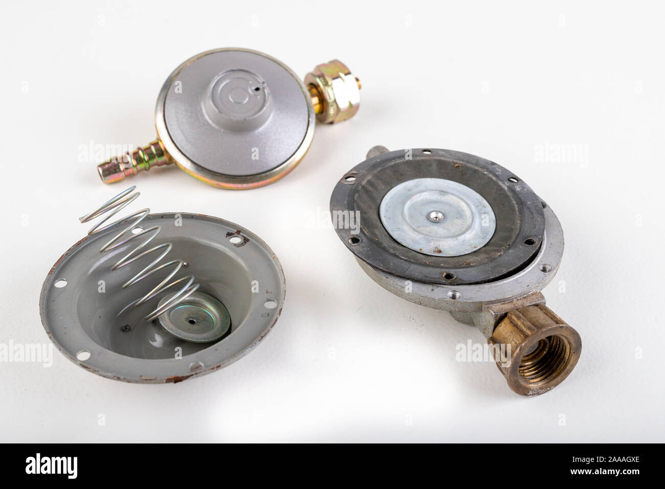 Decomposed reducer for gas cylinders. Construction of accessories ...