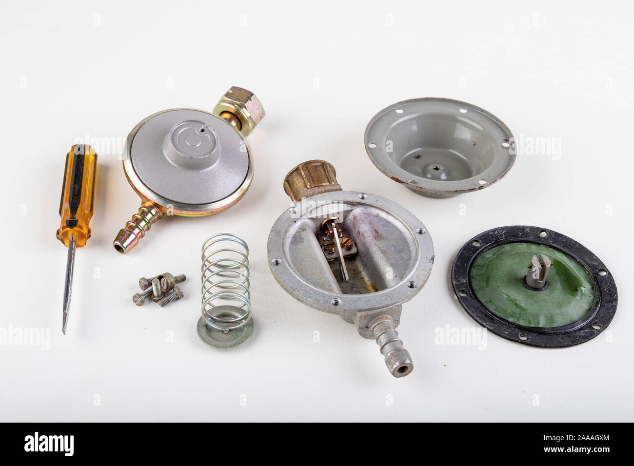 Decomposed reducer for gas cylinders. Construction of accessories ...