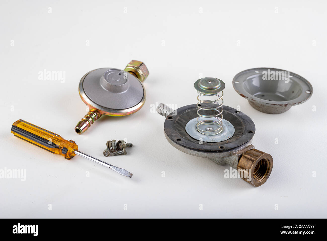 Decomposed reducer for gas cylinders. Construction of accessories ...