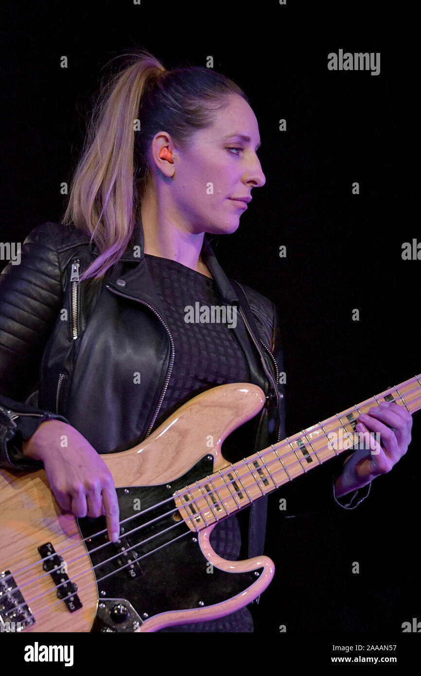 Famous bass player hi-res stock photography and images - Alamy