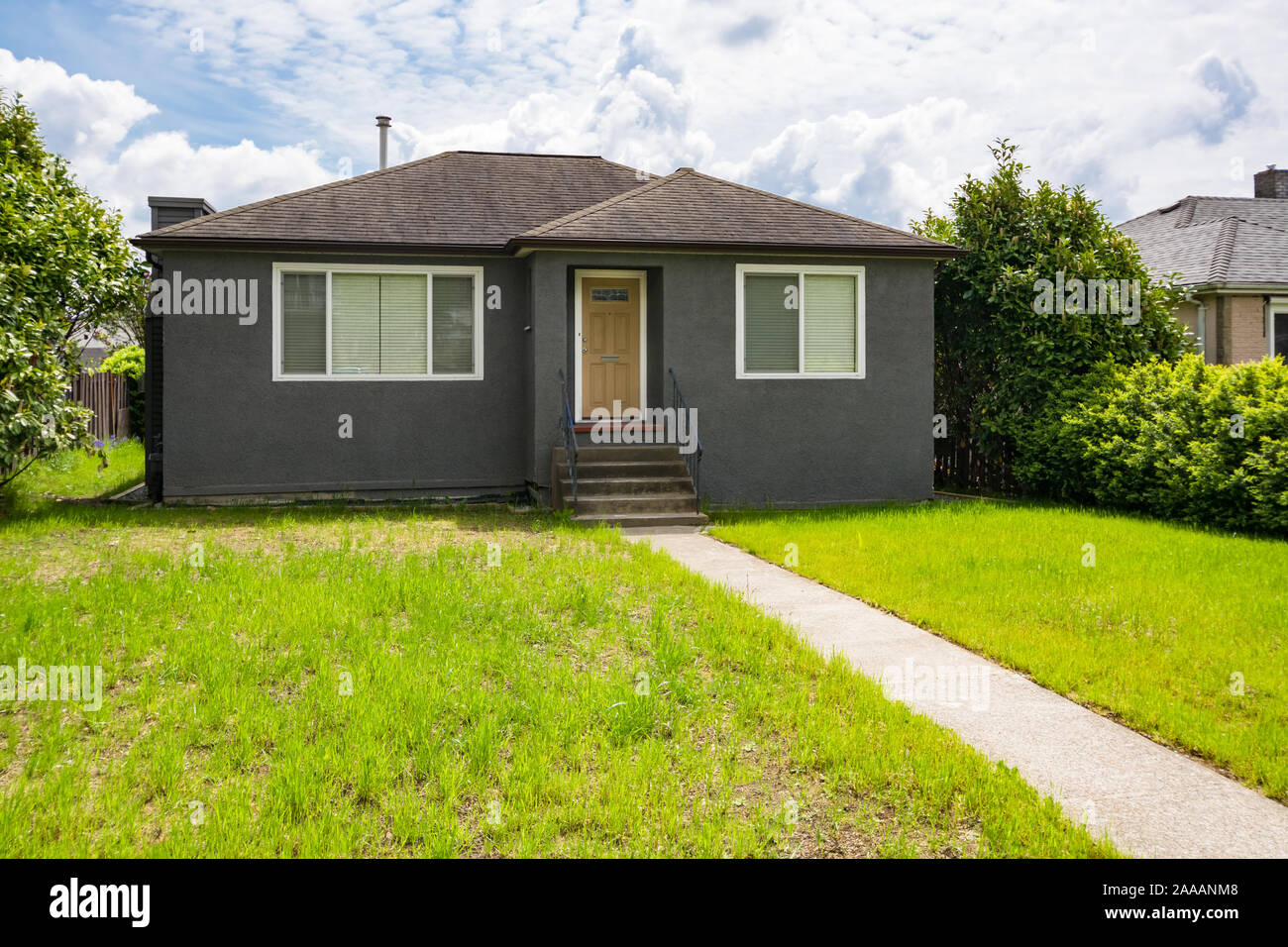 Modest house hi-res stock photography and images - Alamy