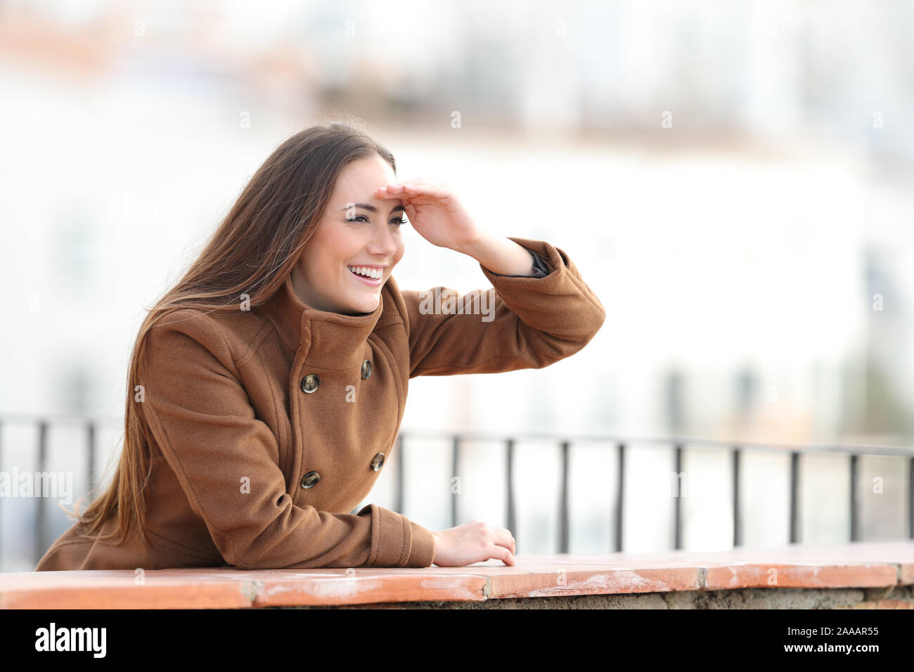 Woman looking forward hi-res stock photography and images - Alamy