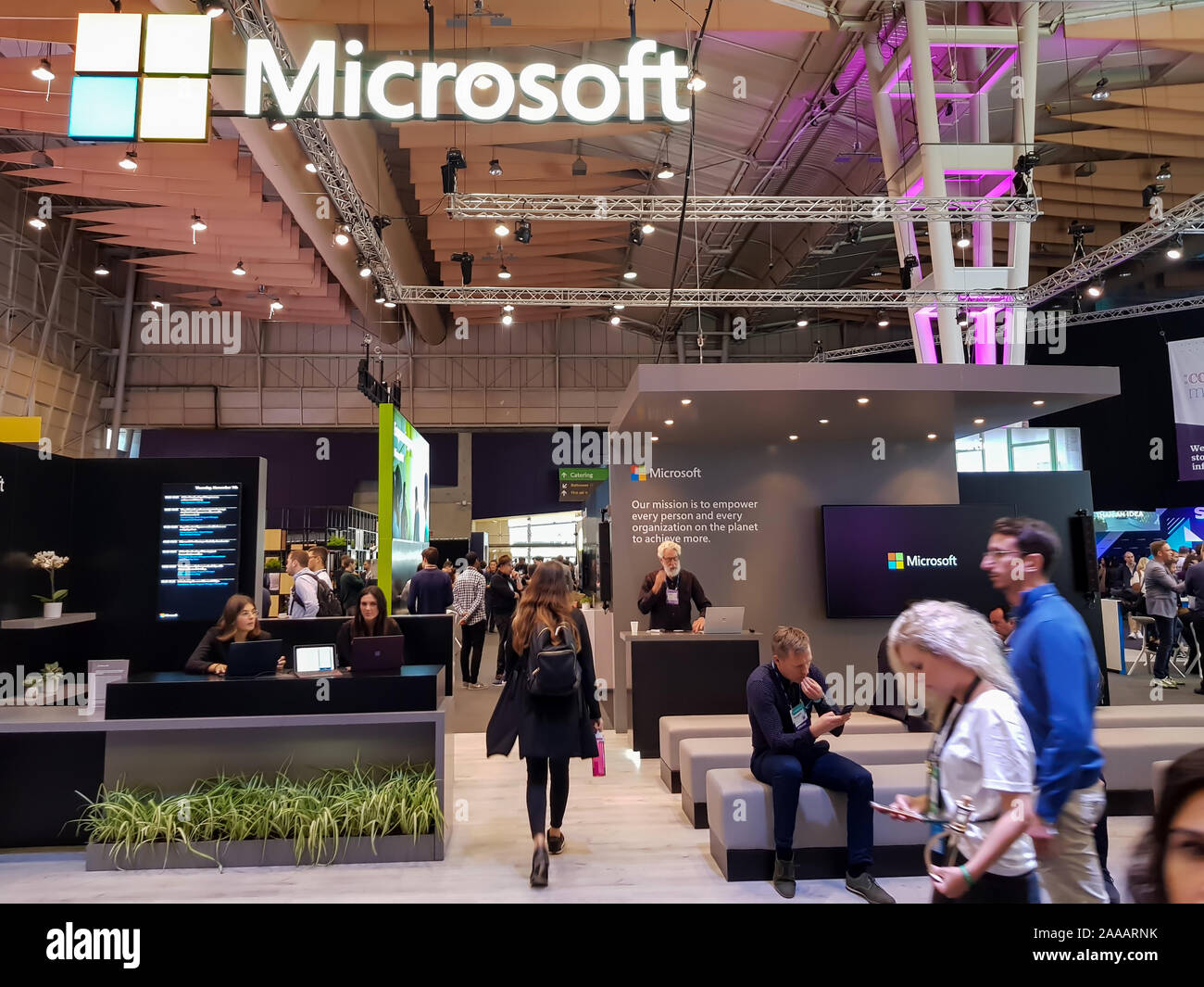 Microsoft stand hi-res stock photography and images - Alamy