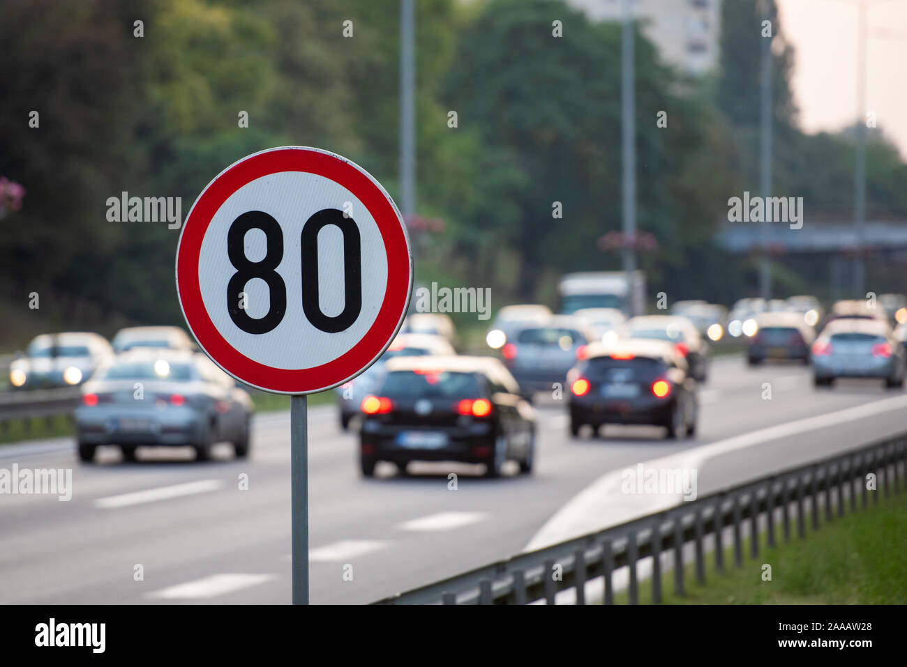 80km/h Speed limit sign a highway full of cars Stock Photo - Alamy