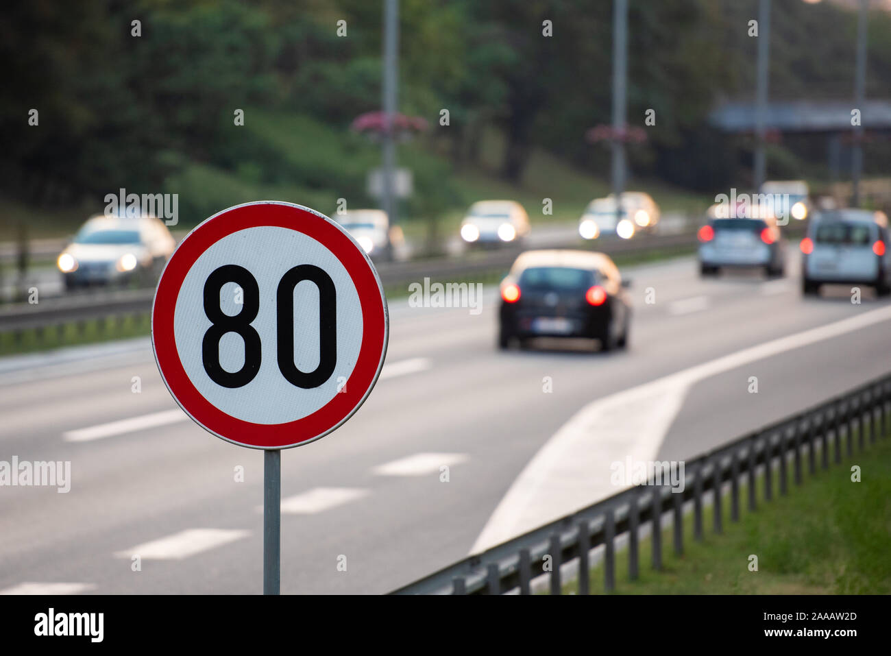 80km speed sign hi-res stock photography and images - Alamy
