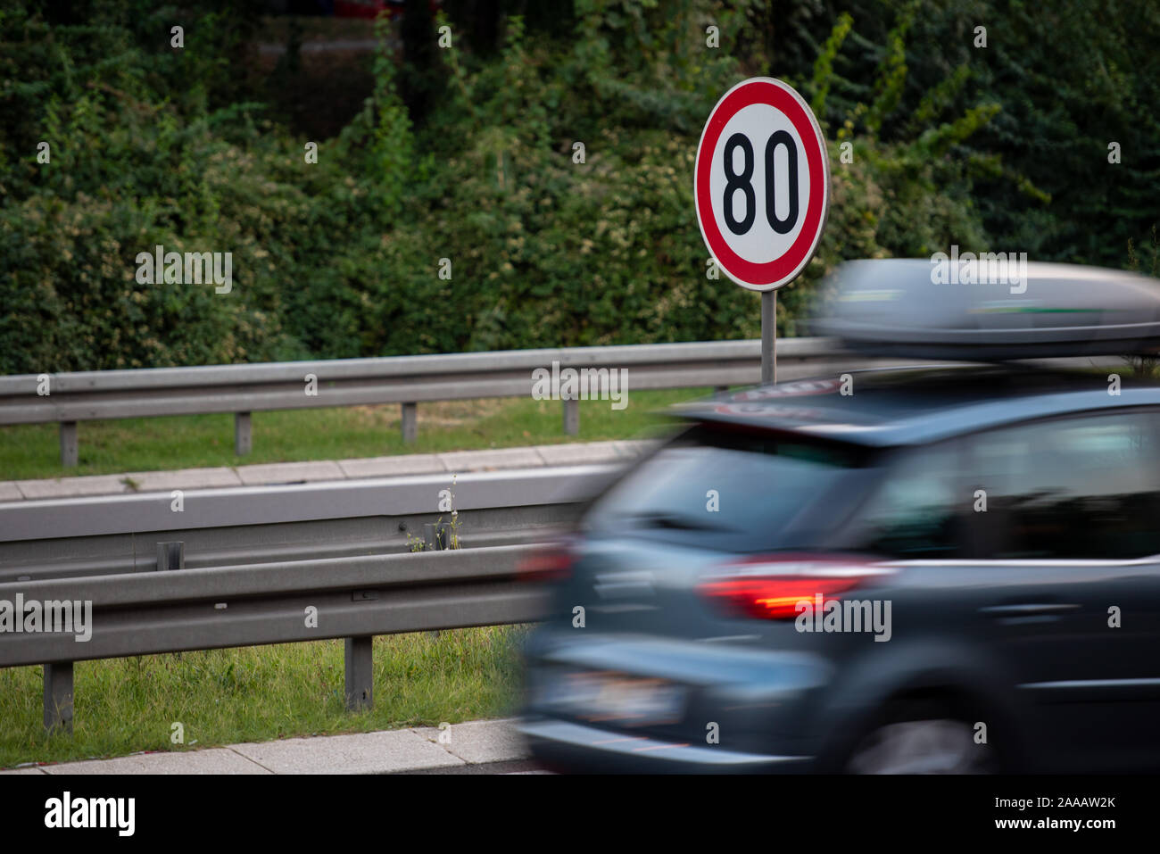 80km/h Speed limit sign a highway Stock Photo - Alamy