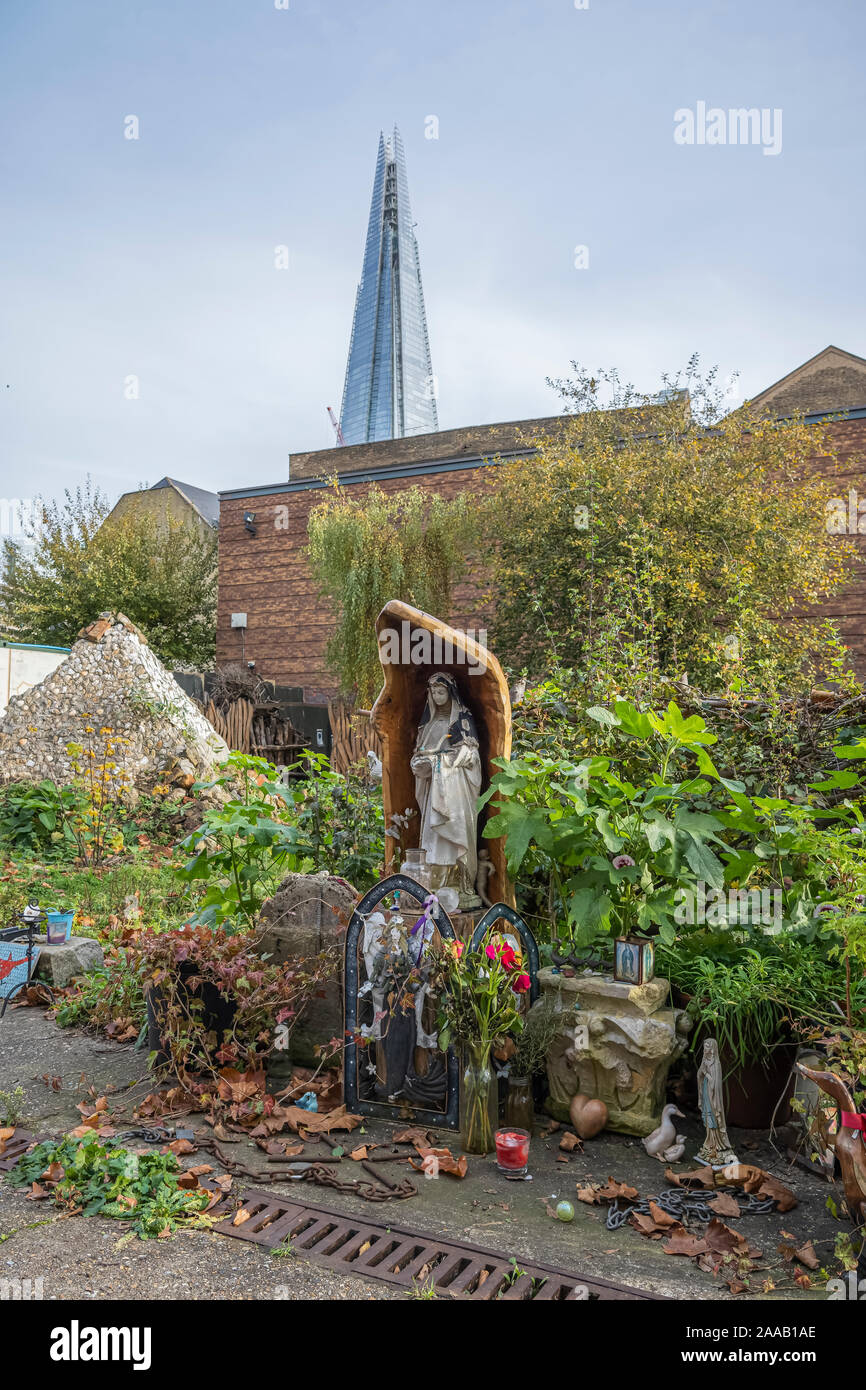 Cross bones and southwark hi-res stock photography and images - Alamy