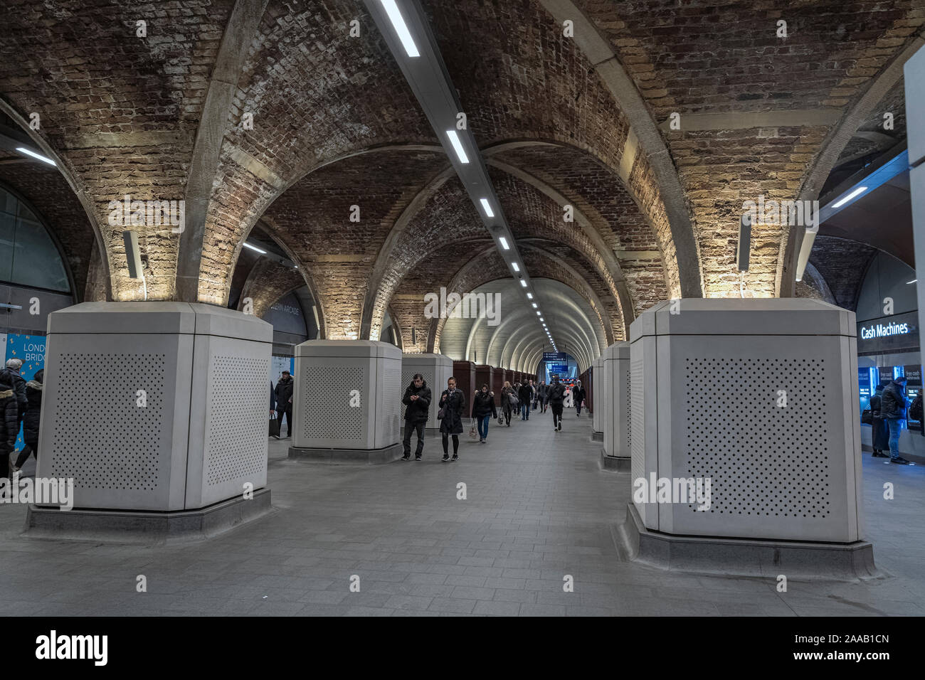 London bridge station arches hi-res stock photography and images - Alamy