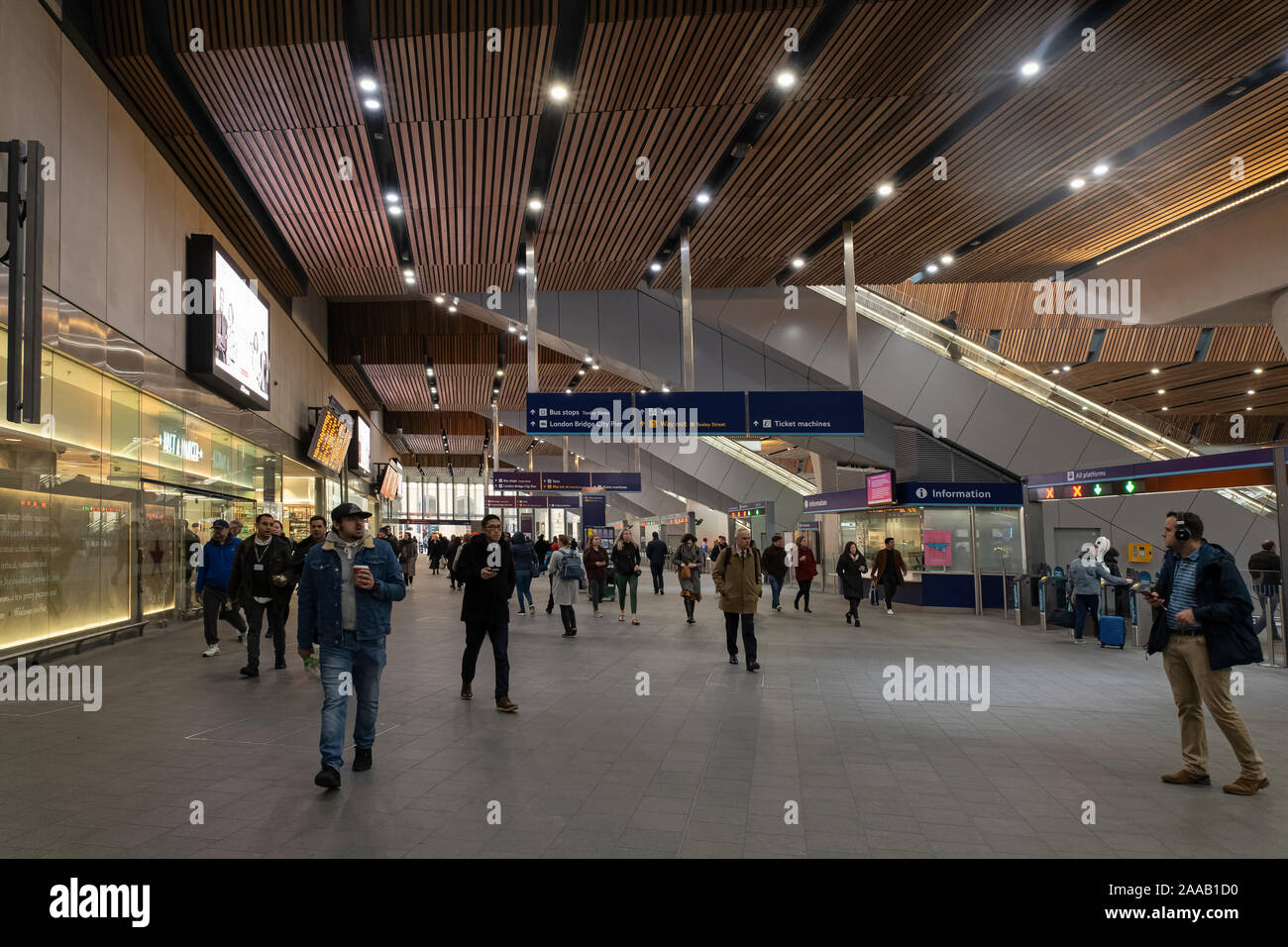 London Bridge Train Station Concourse Stock Photo - Alamy