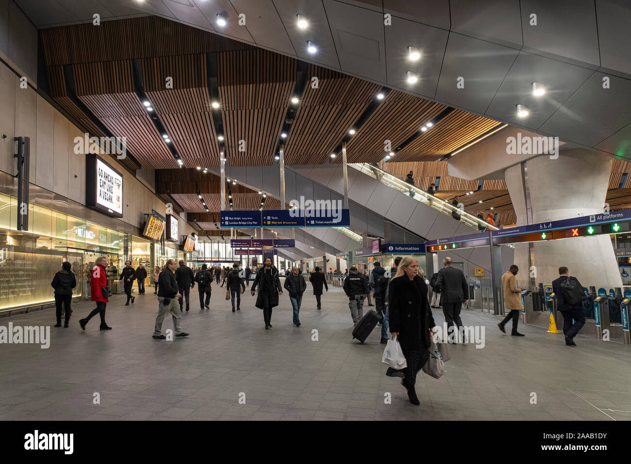London Bridge Train Station Concourse Stock Photo - Alamy