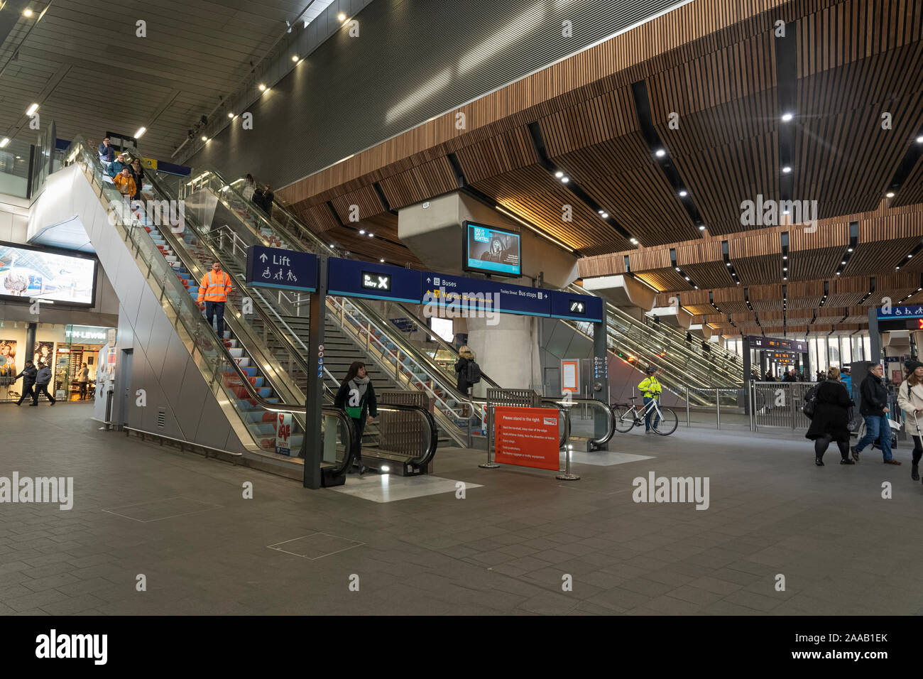 Concourse london bridge station hi-res stock photography and images - Alamy
