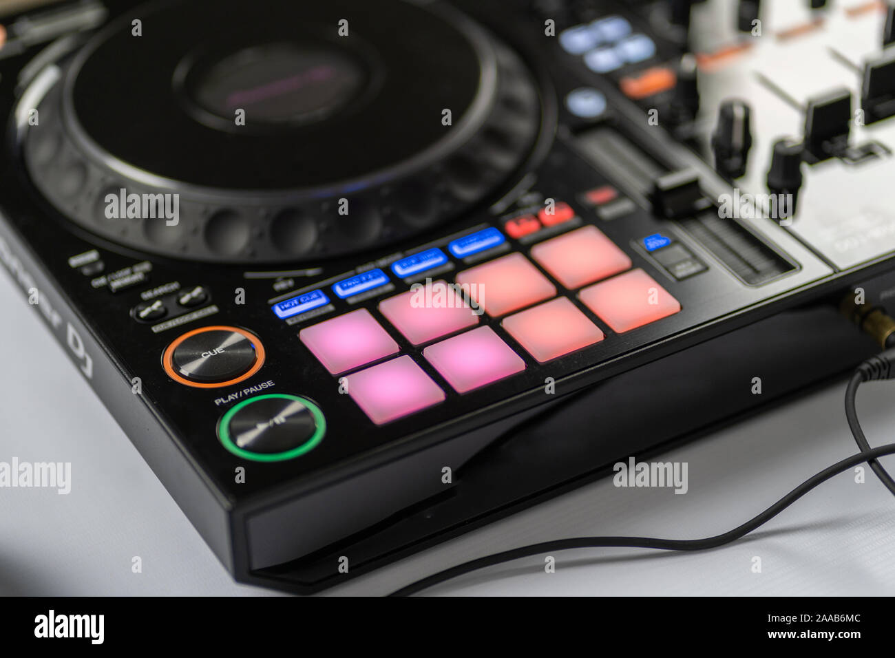 Dj turntables hi-res stock photography and images - Alamy