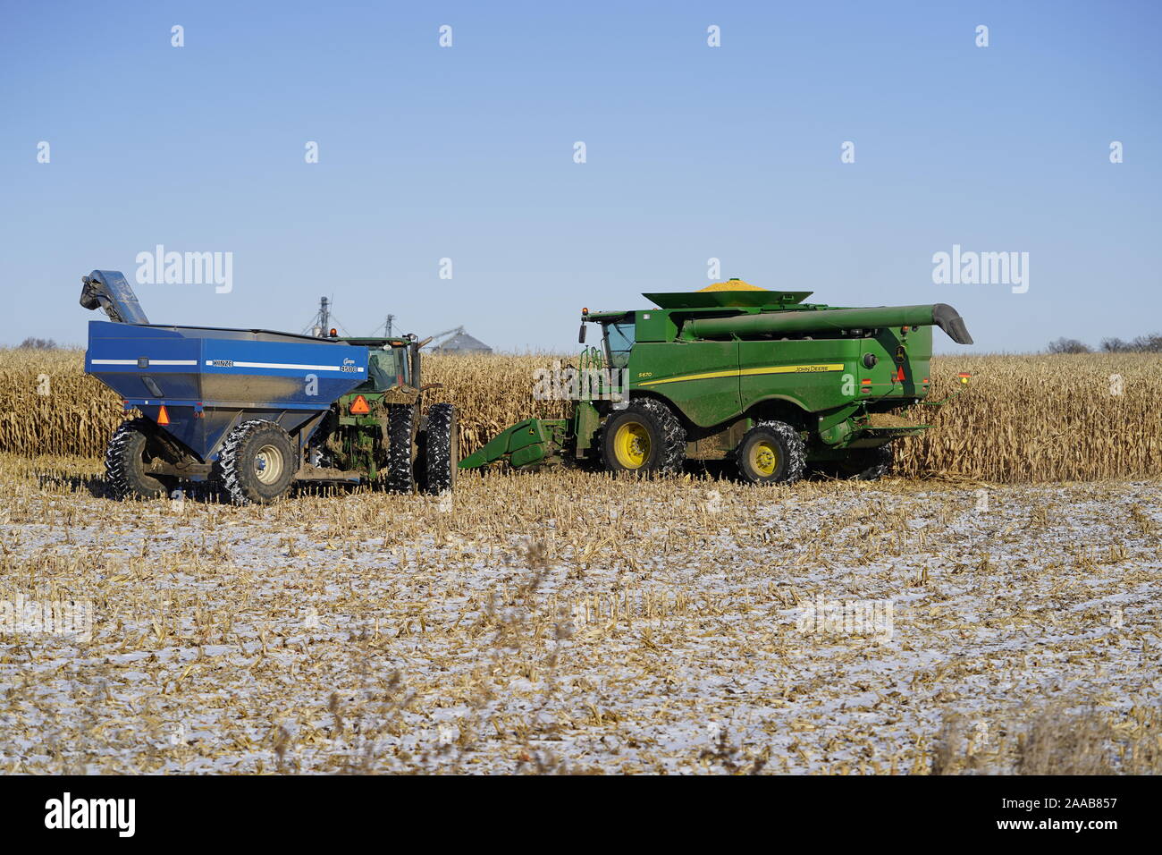 John deere grain corn crops harvest hi-res stock photography and images ...