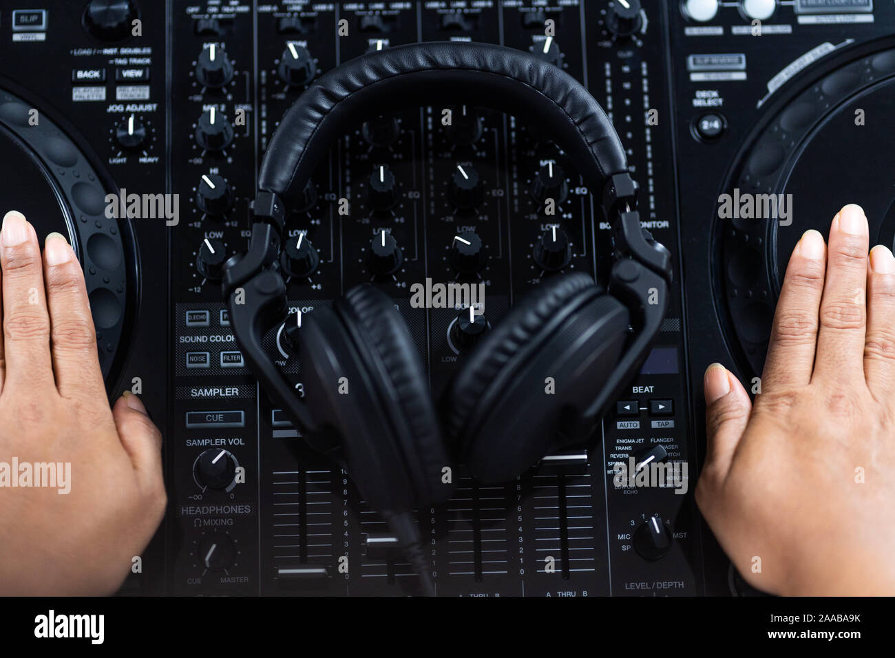 Hand on hip with rings hi-res stock photography and images - Alamy