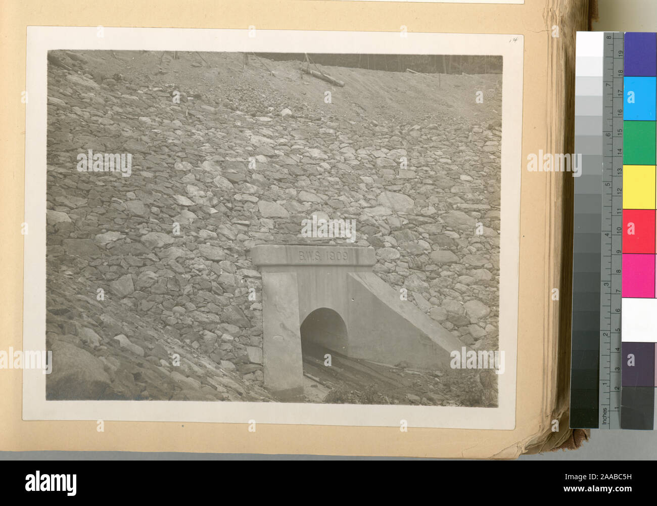 Culvert end hi-res stock photography and images - Alamy