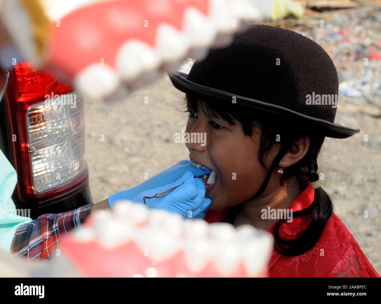 Jakarta, Jakarta, Indonesia. 20th Nov, 2019. A doctor examines teeth in ...