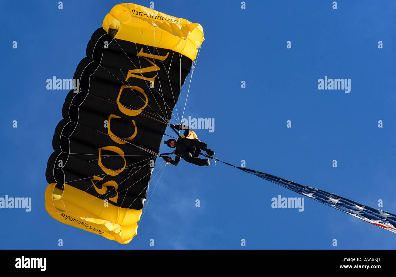 A member of the Para-Commandos, the U.S. Special Operations Command ...