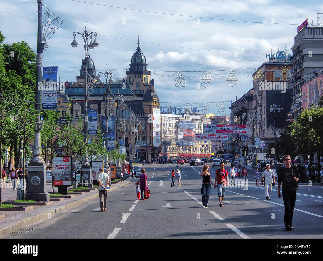 KIEV, UKRAINE - JUNE 13, 2008: People walking by the Khreschatyk street ...