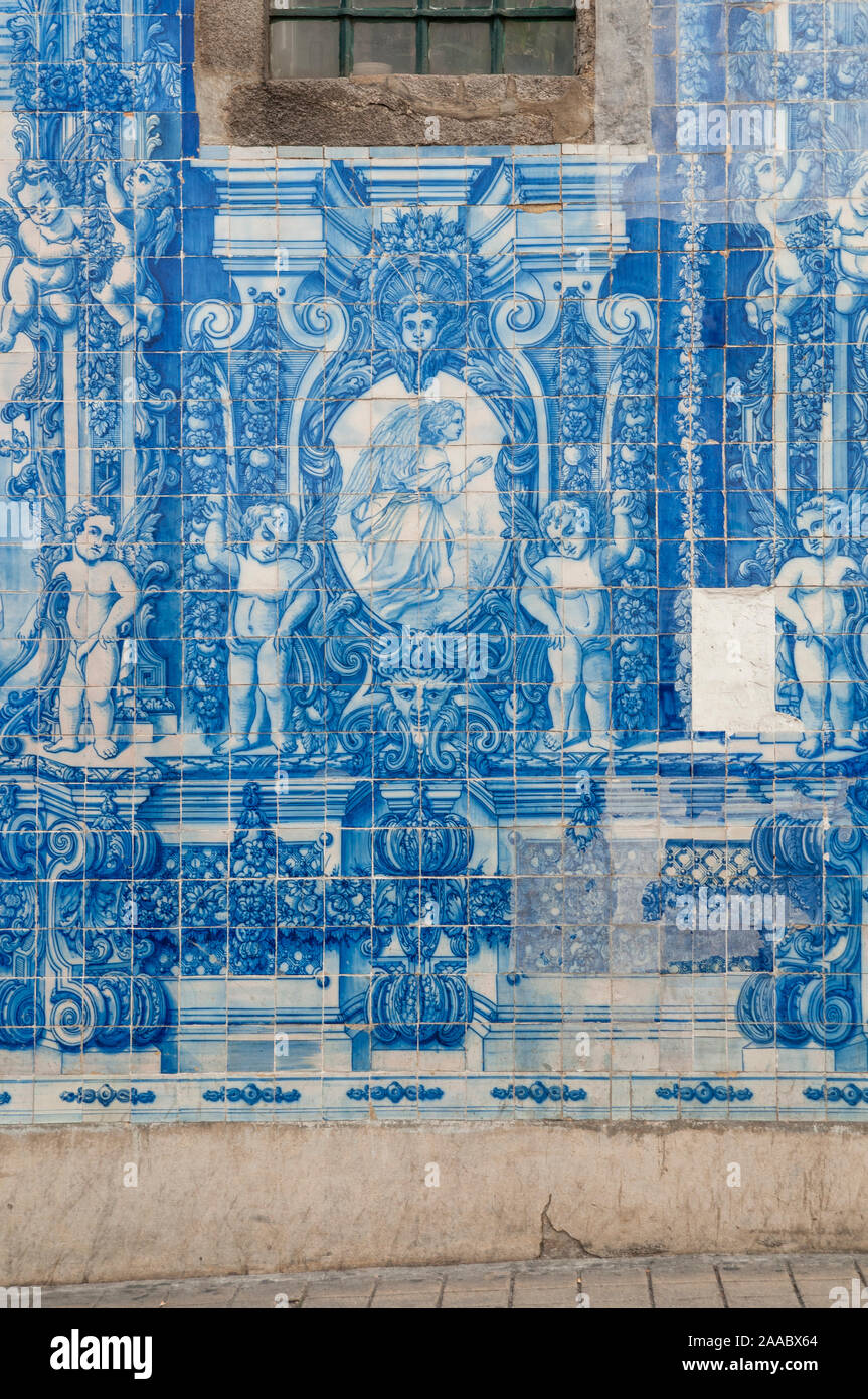 Portuguese blue tiles hi-res stock photography and images - Alamy